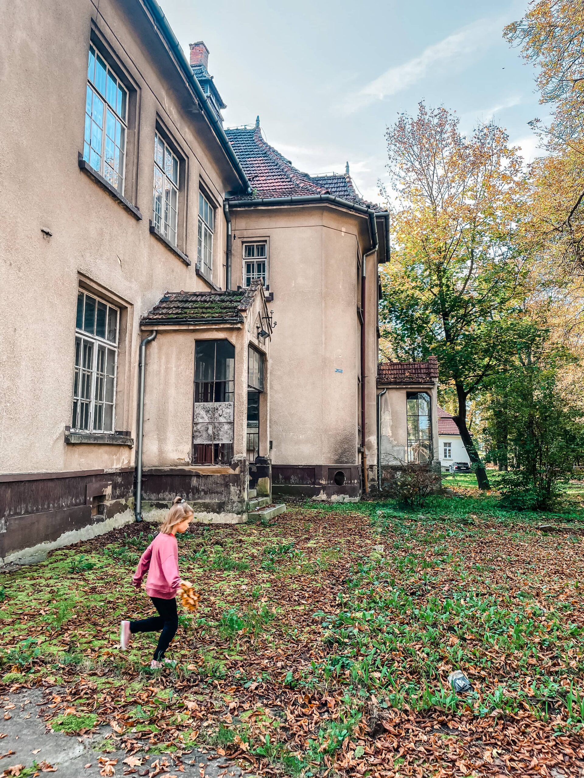 Niezwykły park na terenie szpitala Babińskiego w Kobierzynie - Kraków z dzieckiem